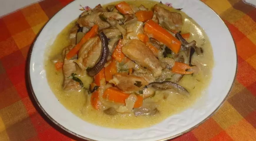 Recept na gulášové bravčové mäso s hubami a zeleninou