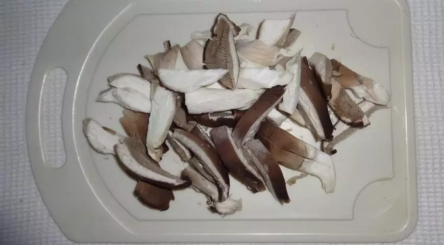 Anyị na-egbutu mushrooms