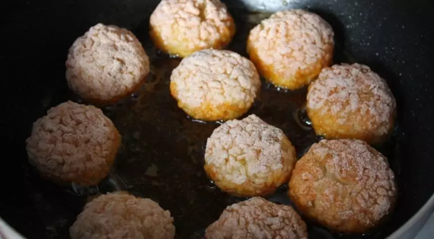 Steikja hrísgrjón kúlur í breading frá hveiti og paprika til reiðubúin