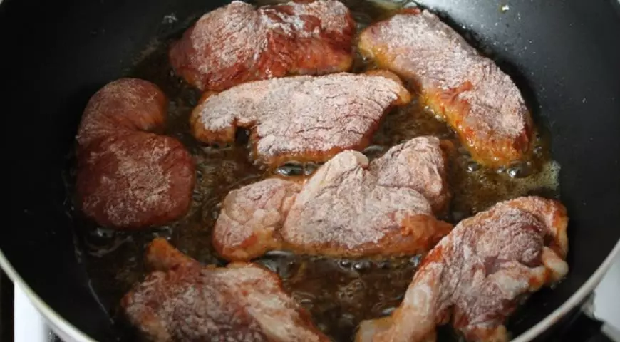 Steikja lambaklæði í breading úr hveiti og paprika