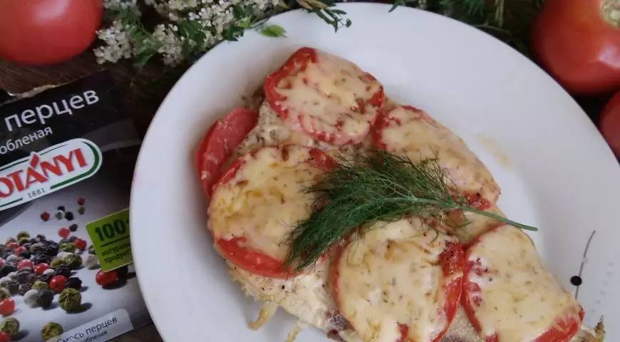 Flounder al horno con tomates y queso.