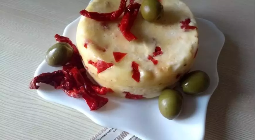 Coloque a cabeça de queijo na salmoura e entregue periodicamente, depois lubrifique a superfície com azeite