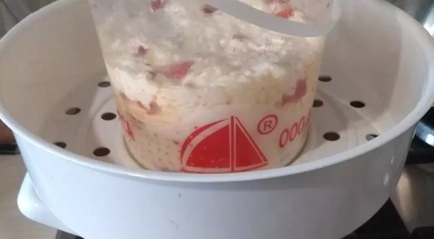 Coloque a forma com grão de queijo em uma câmara quente