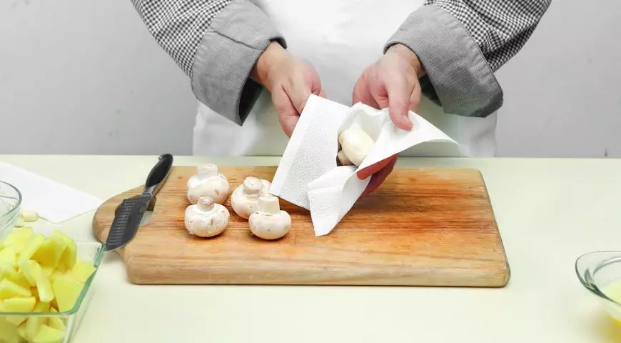 Foto persiapan resep: rebusan Champignon dengan kentang, langkah nomor 2