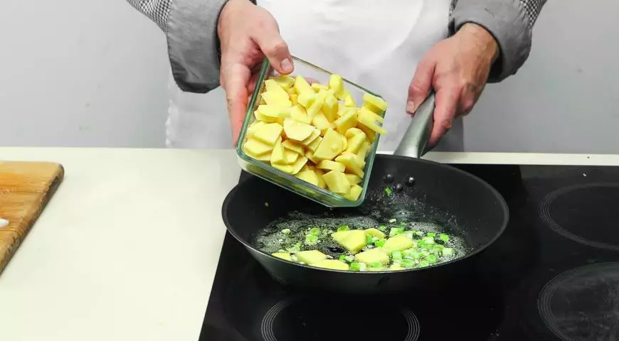 Foto van de voorbereiding van een recept: stoofpot van Champignon met aardappelen, stap nummer 4