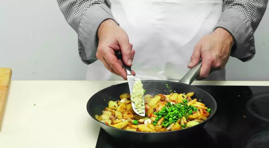 Foto van de voorbereiding van een recept: Champignon stoofpot met aardappelen, stap nummer 6
