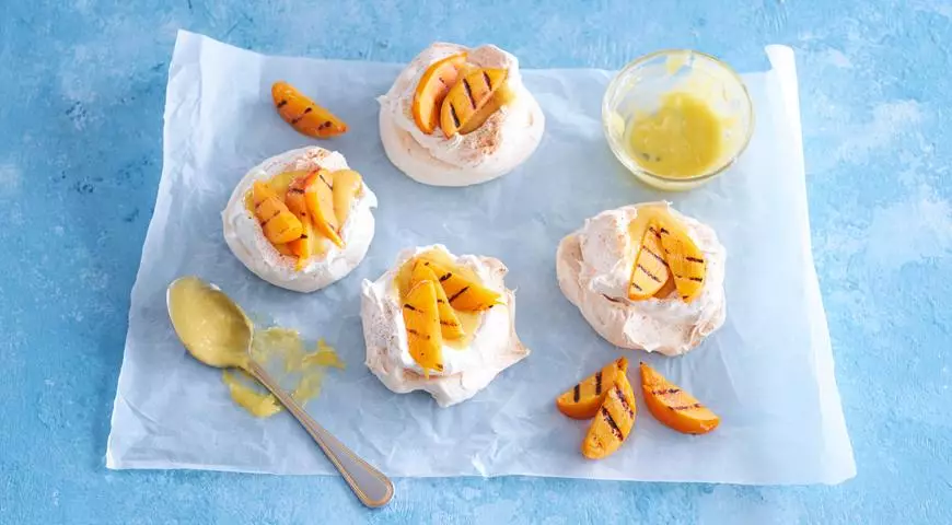 Merenga avec crème au citron et persimmon grillé