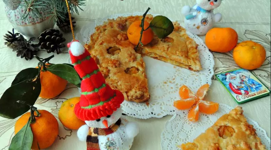 Torta sfoglia profumata con mandarini e cannella è pronta per il mangime