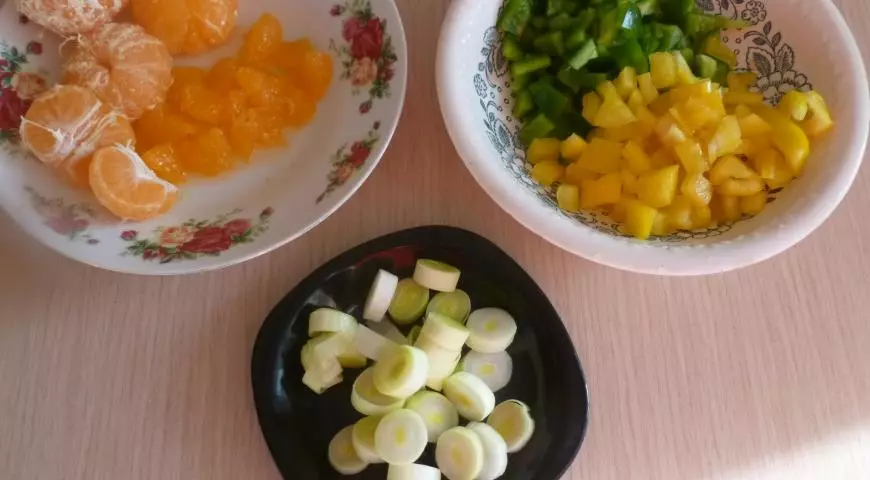 Készítsen összetevőket a saláta főzéséhez