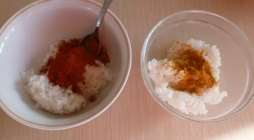 Vajutage keedetud riisi värvi vürtsidega