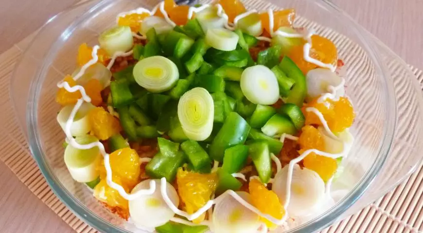 Tricolor Salad Dekore mayonèz ak Zonyon