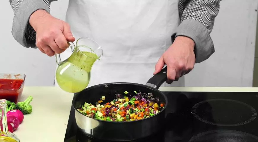 Фото приготовления рецепта: Овощное рагу с авокадо и гречневыми чипсами , шаг №2