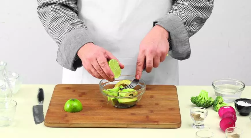 Фото приготовления рецепта: Овощное рагу с авокадо и гречневыми чипсами , шаг №5