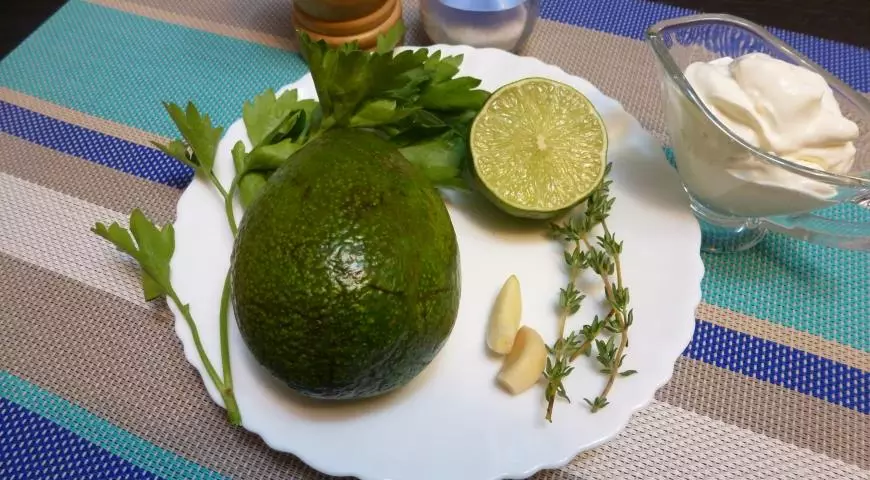 Ana shirya kayan masarufi don Socebaya daga Avocado da Lemun tsami