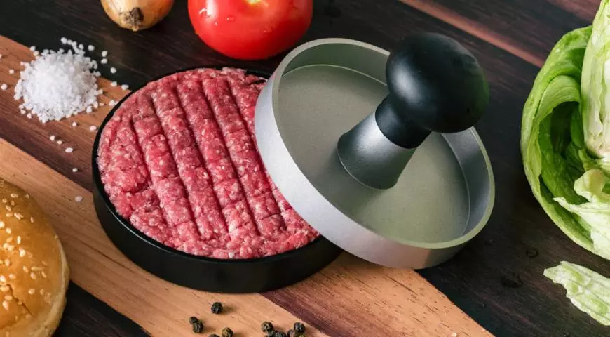 Mince burger, kuidas süüa, kuidas praadida cutlet või külmutada teda 38227_8