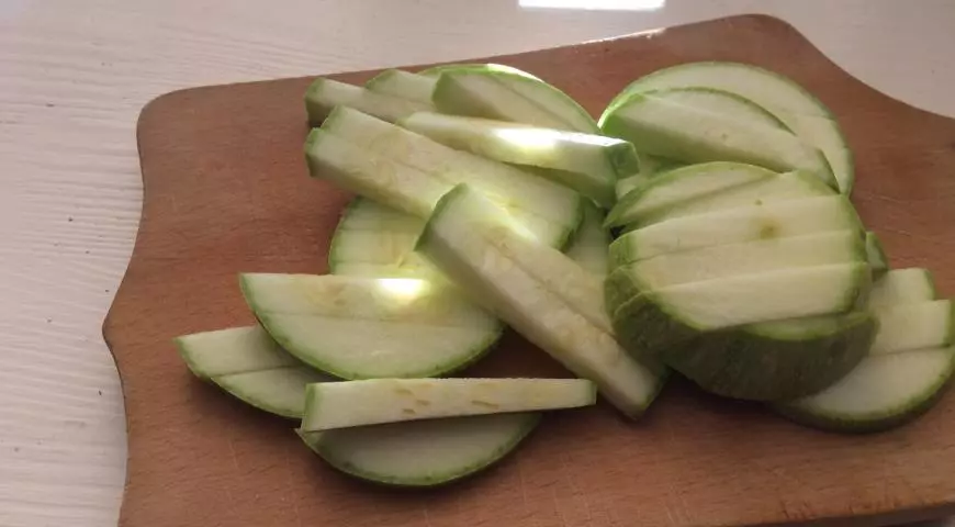 Fontchose med bagt grøntsager, skære et courgette halm