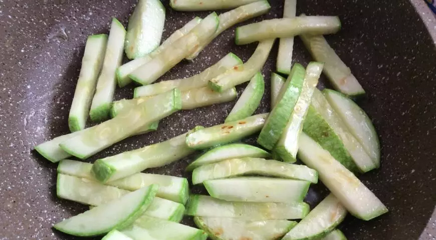 بیکڈ سبزیوں کے ساتھ Funchosis، سبزیوں کے تیل پر بھری زچینی
