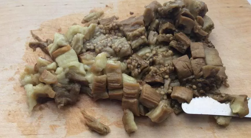 Funchoos küpsetatud köögiviljadega, lõigatud küpsetatud baklažaani kuubikud