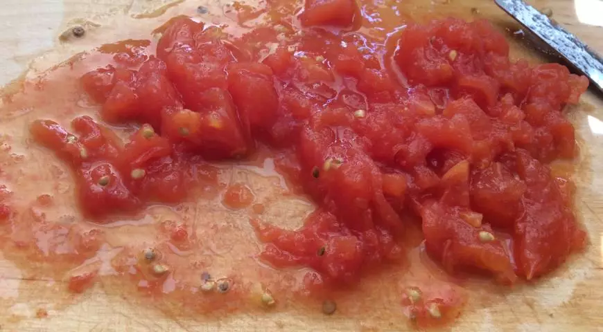 Funchoos küpsetatud köögiviljadega, lõigata tomati