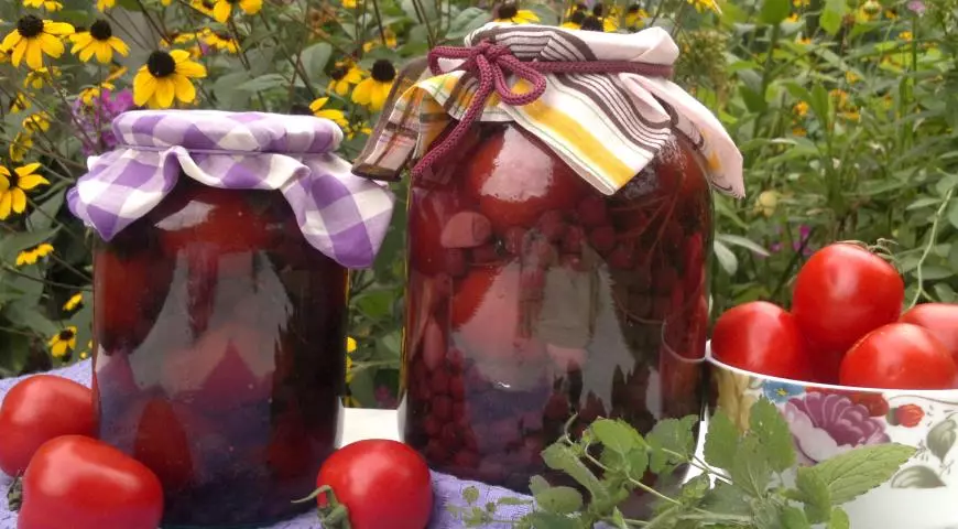 Tomates marinées avec des légumes, noir et menthe