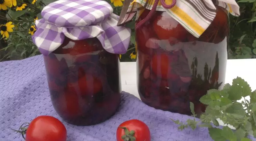 Tomates marinées avec des légumes, Noir Rowan et Mint 2