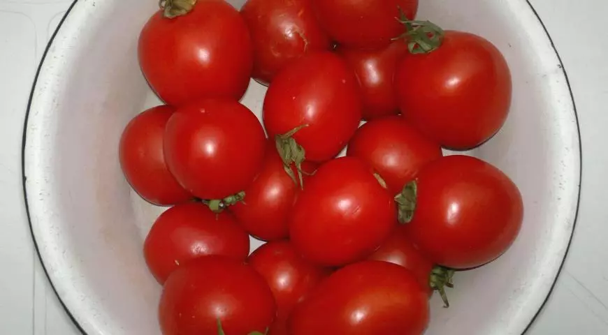 Photo de la préparation de la recette: Tomates marinées avec des légumes, Noir Rowan et Mint, Étape Number 1