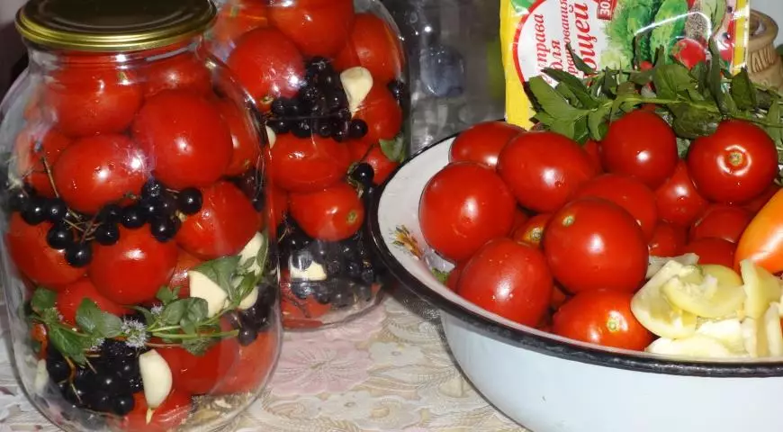 Foto fan it resept: ynslein tomaten mei grienten, swarte rowan en munt, stap nûmer 6