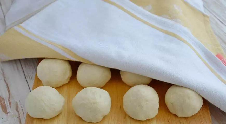 We divide the dough on the equal parts, roll the balls