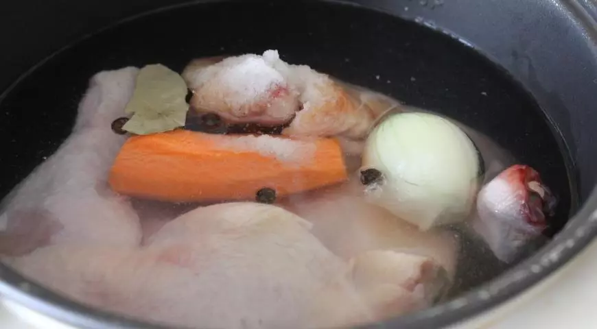 Tuangkan daging dengan sayur-sayuran, garam dan lada