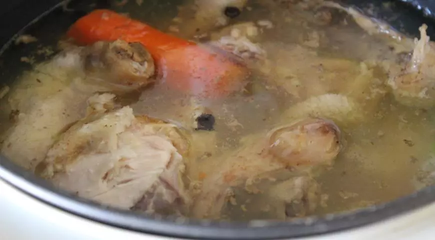 Aħna nkomplu stew laħam fil-cooker bil-mod, imbagħad żid ġelatina