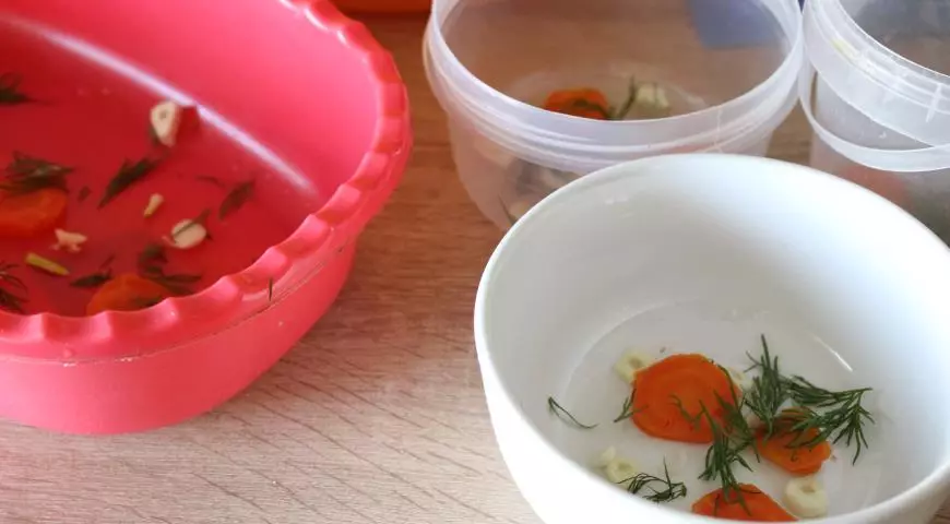 Potong ke plat bawang putih, dill, tambah cawan wortel