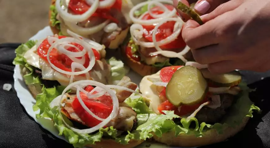 Fry donuz, yanğına burger üçün çörək qabları tutun