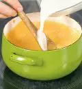 Foto de stock Receta de cocina: sopa de sopa de zanahoria con pesto de eneldo, paso número 3