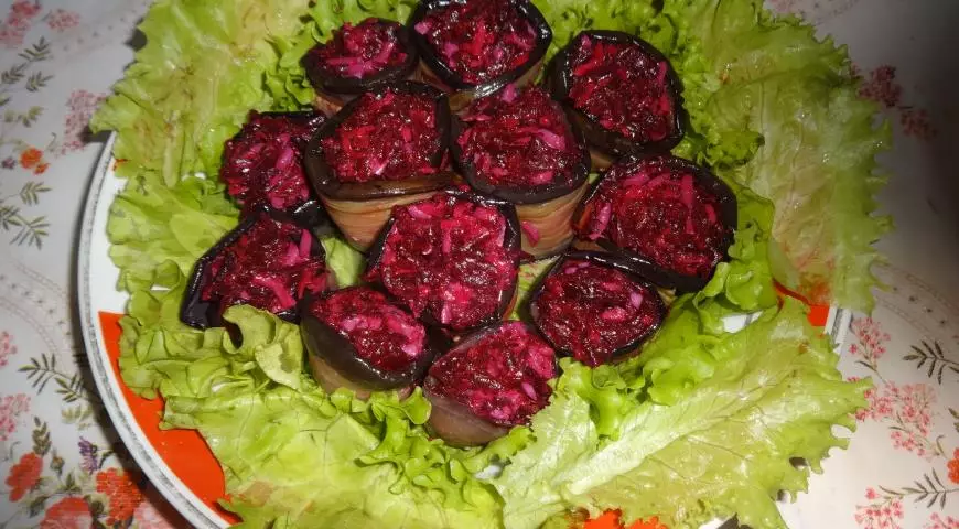 Sajikan gulungan terong dengan bit akut mengisi bantal daun salad