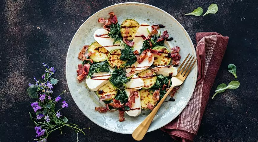 Insalata di giovani zucchine con mozzarella e pancetta croccante