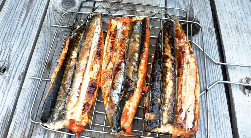 Qril 2-də ədviyyatlı mackerel