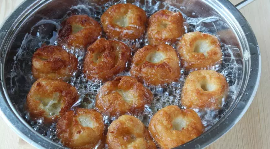 Goreng donat saka rong sisih nganti warna kuning-emas