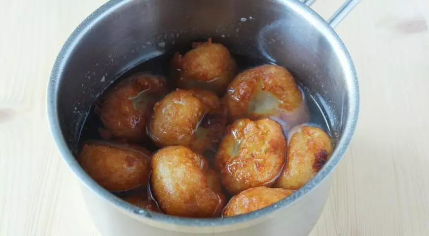 Shirye donutsiyoyi a cikin syrup