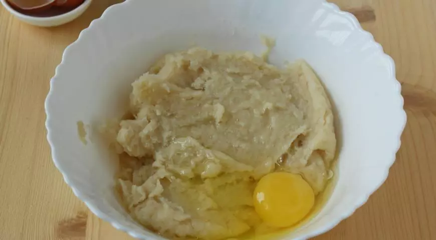 Sanya kwai a cikin custard