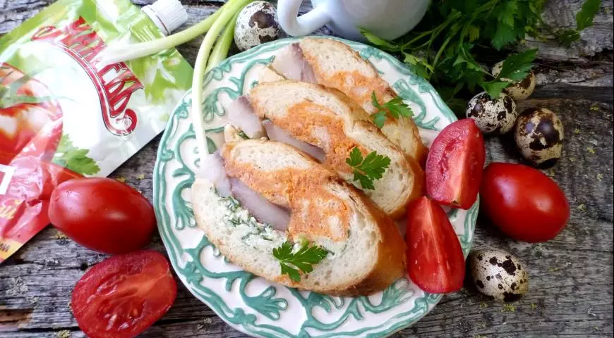 Sandwich dengan herring dan dua jenis minyak