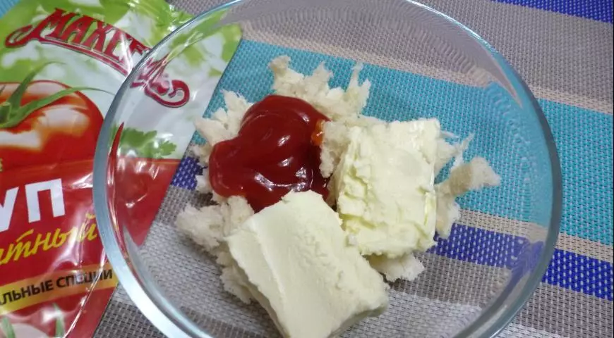 Aħna ħawwad it-tieni nofs ta 'frak bil-butir u ketchup