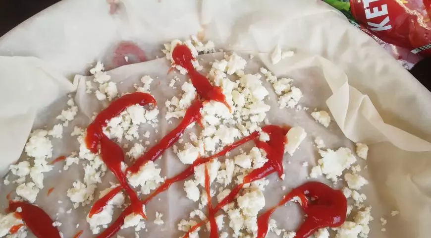 Kpuchie ule ule ule, tinye chiiz na ketchup, kwughachi n'ígwé