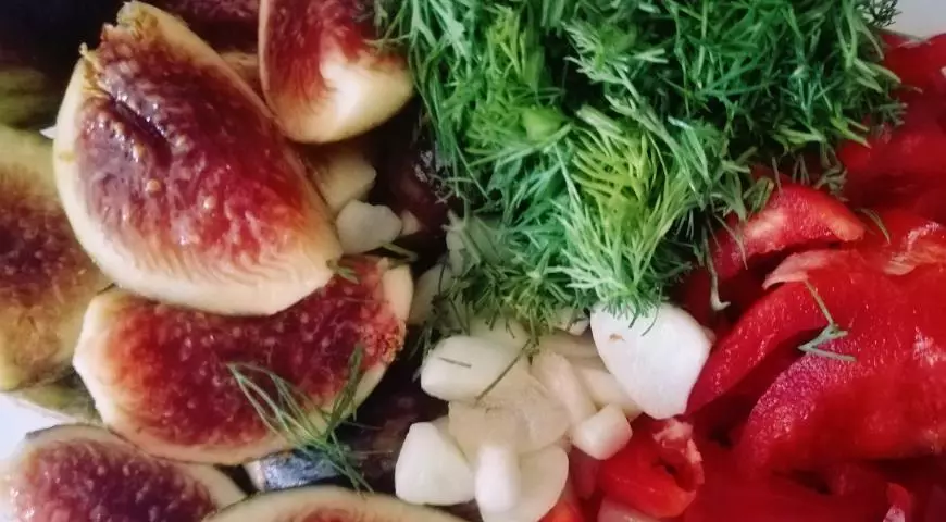 Corte los ingredientes para el llenado de pasteles.