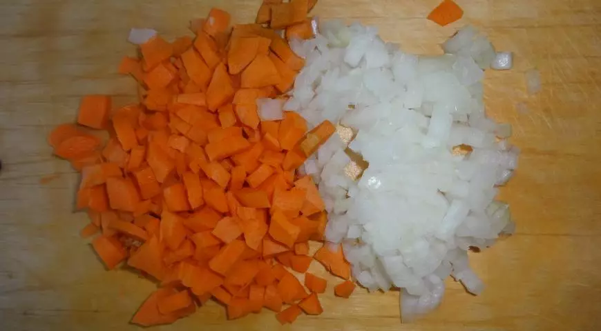 Tăiați morcovii și ceapă pentru gătitul sandwich-urilor