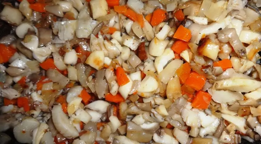炒蘑菇，洋葱和胡萝卜直到充分准备