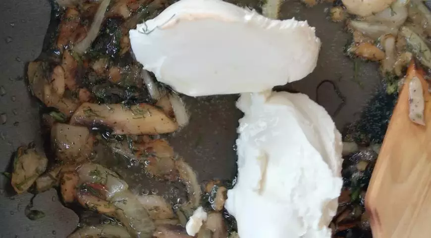 Üçüncü doldurma kızartma soğanları ve champignons için, sonra serin ve süzme peynir kremini ekleyin