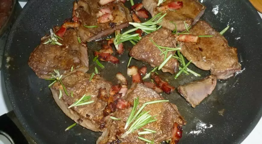 Pikeun ati nambihan rosemary sareng Bacon, ngagoreng dugi ka kesiapan