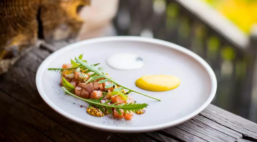 Lachsschwaches Salz mit sahniger Meerrettich und niederländischer Sauce