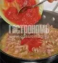 Foto nan preparasyon an nan yon resèt: espageti ak janbon nan sòs tomat, nimewo etap 3