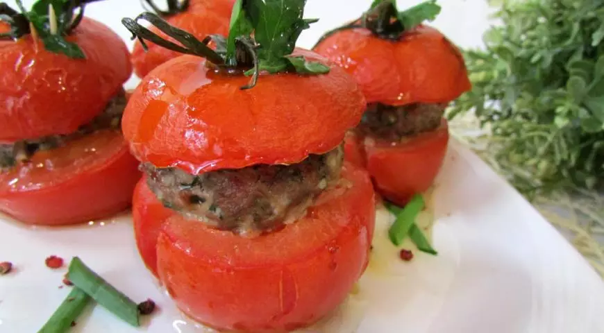 Preparando una hamburguesa en un tomate.